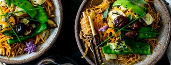 Nouilles de riz aux pois mange-tout